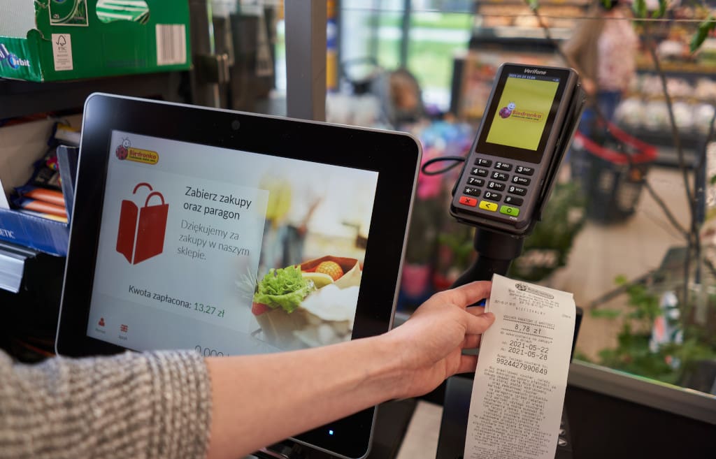Biedronka speeds up self-checkout rollout with NCR Voyix