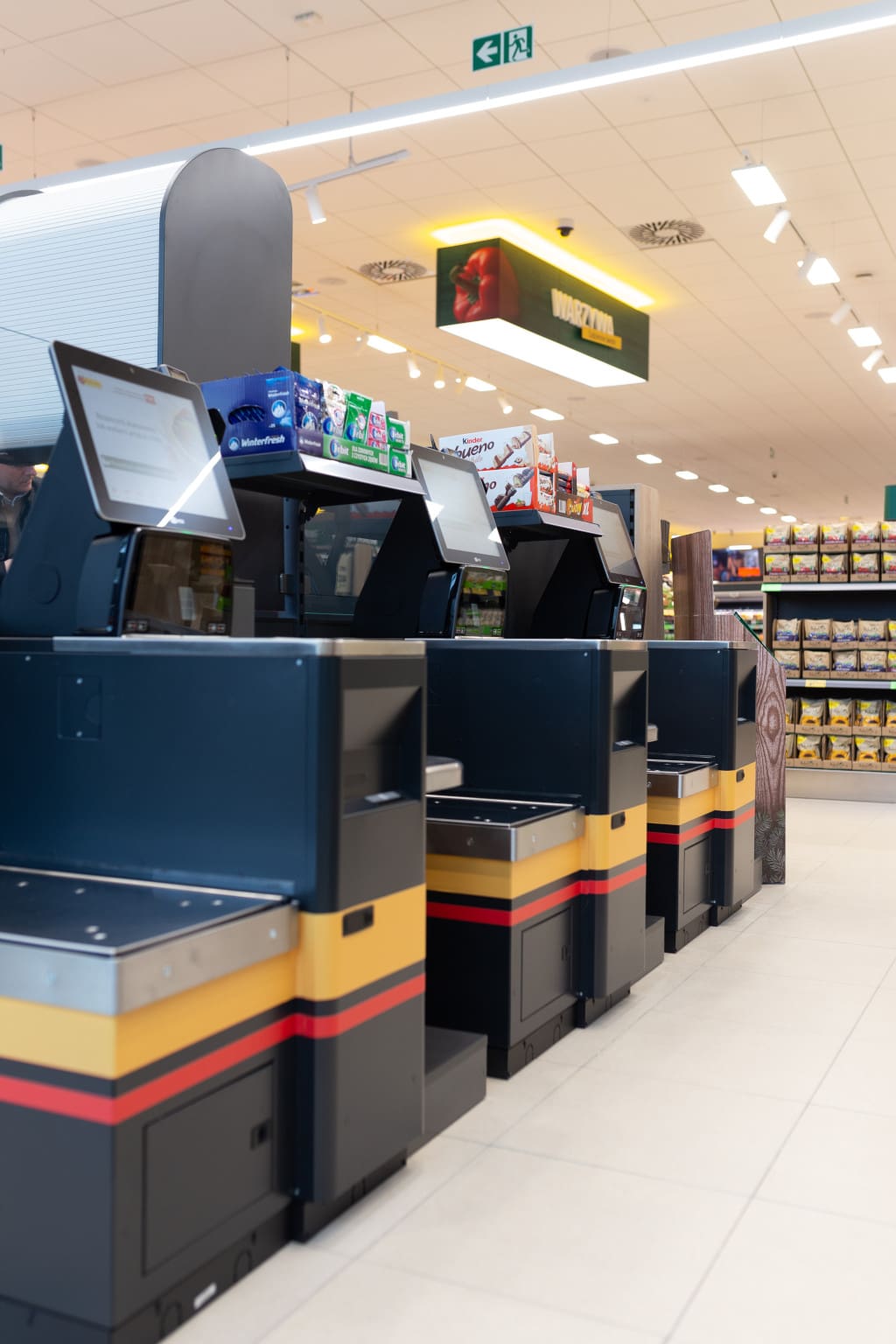 Biedronka speeds up self-checkout rollout with NCR Voyix